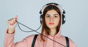 How to Wear Headphones Over Hoodie? | HeadphonesProReview